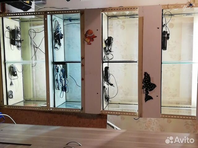 Металлическая стойка с аквариумами